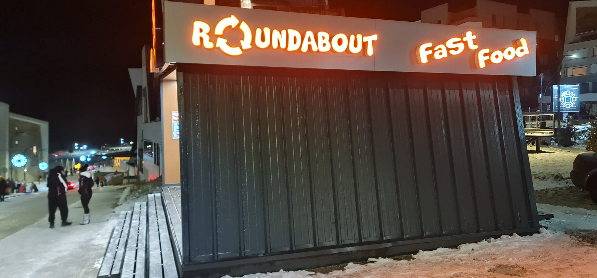 Noćni izgled “FAST FOOD ROUNDABOUT” Bjelašnica – Neon – Heart